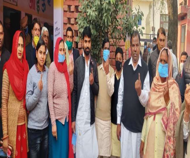 उकलाना नगर पालिका चुनाव में राज्यमंत्री अनूप धानक ने परिवार सहित किया ...