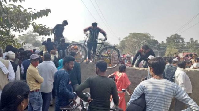 सिवान में युद्ध स्तर पर चल रहा दाहा नदी पर बने पुल की मरम्मत का कार्य ...