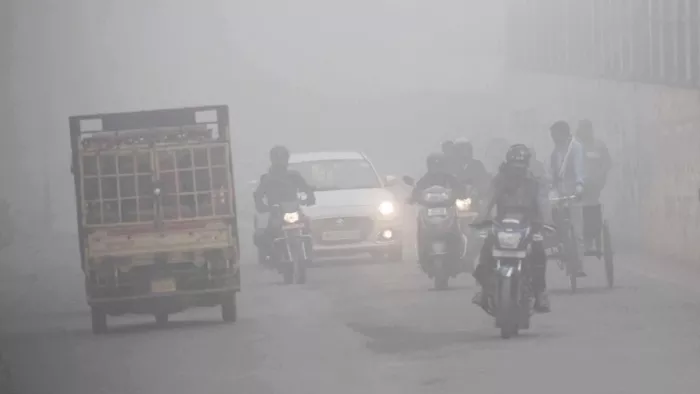 Weather Update: कोहरे की चादर से ढकी संगमनगरी, 9 डिग्री सेल्सियस पहुंचा ...
