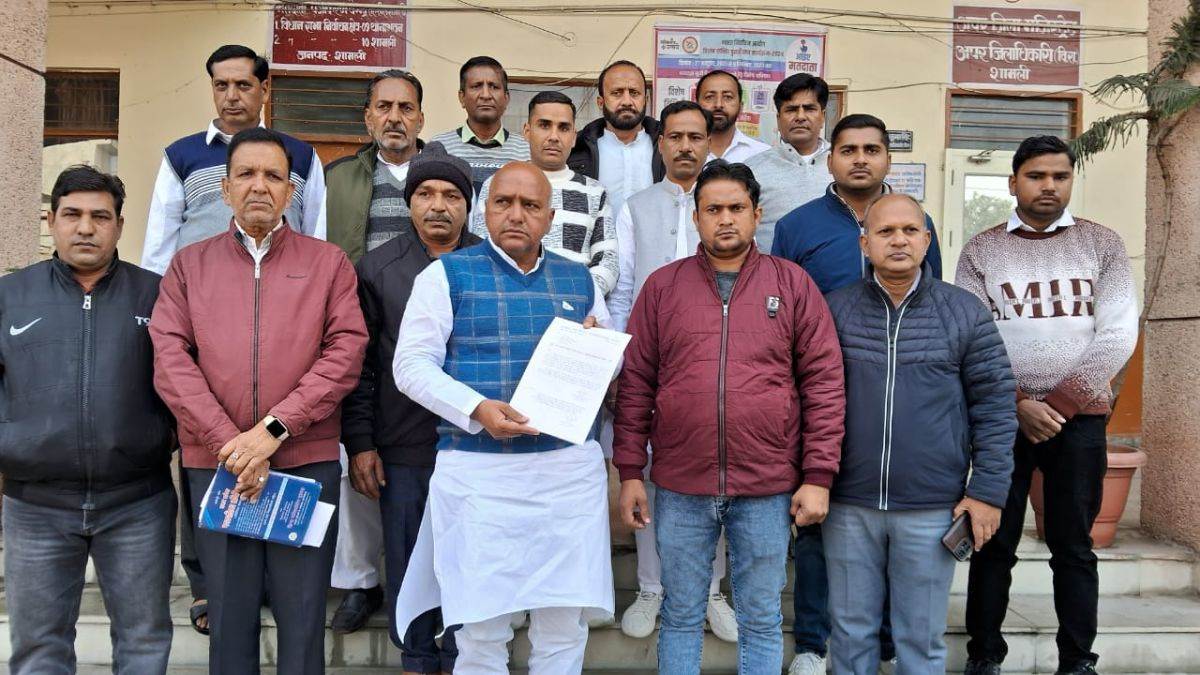 Shamli News: अधिशासी अधिकारी के खिलाफ चेयरमैन और सभासदों ने खाेचा ...