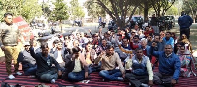 गैर शैक्षणिक कार्य कराने और डीडी पावर में मनमानी का शिक्षकों ने किया ...