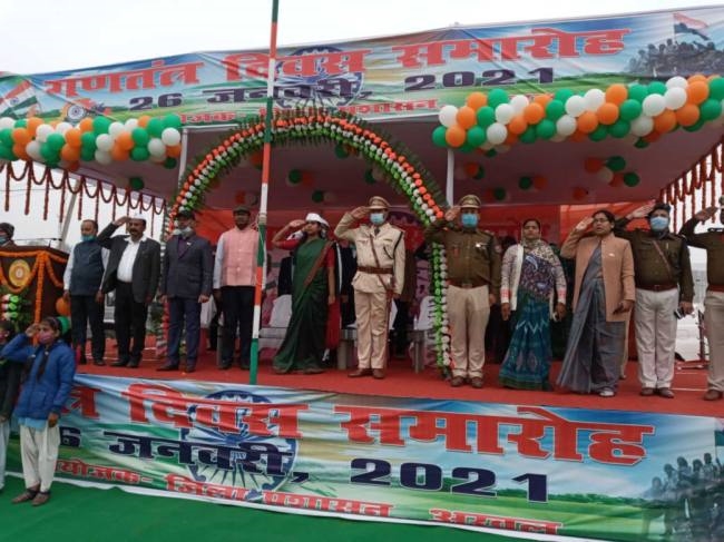 अरवल में पहली महिला डीएम ने किया झंडोत्तोलन - अरवल में पहली महिला डीएम ...