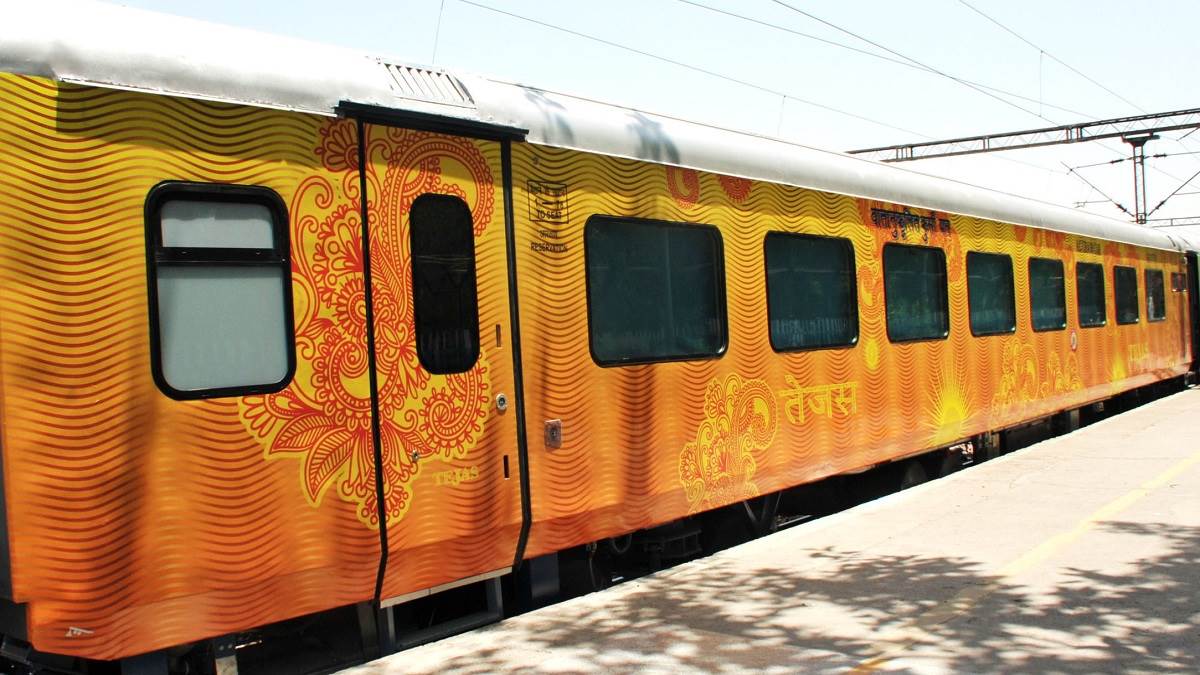 Tejas Express: दिल्ली हावड़ा रूट के अंबियापुर स्टेशन पर इंजन फेल होने ...