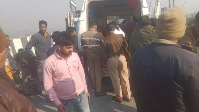 Agra Accident: अयोध्या से दिल्ली जा रही स्लीपर कोच लखनऊ एक्सप्रेस-वे पर पलटी, आधा घंटे गाड़ी में ...