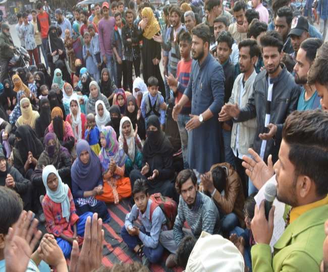 AMU के 18 छात्रों समेत 600 पर मुकदमा,ये हैं आरोप Aligarh News - Sued ...