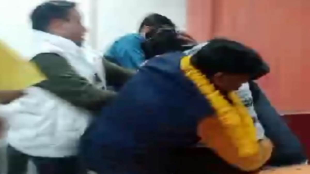 Guna: नगरपालिका की बैठक के दौरान दो भाजपा पार्षदों के बीच जमकर हुई ...