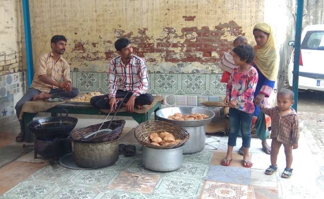 ...अंकल जी! और कितनी देर बाद मिलेगा खाना, रात से भूखे हैं - hungery ...