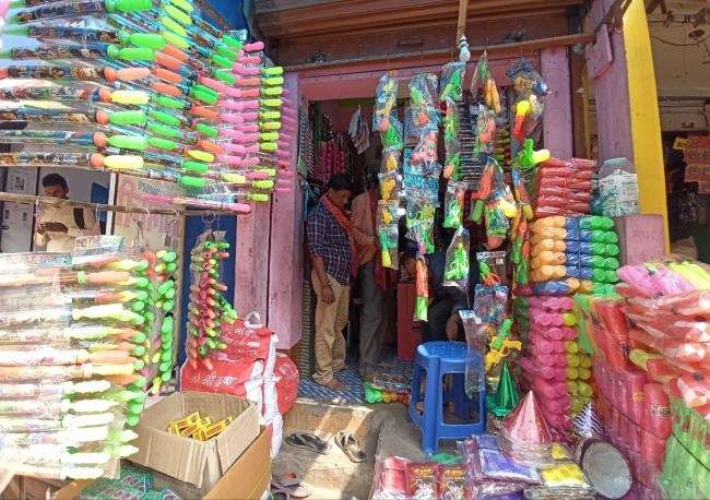 Holi 2021 : वाराणसी में इस बार दुकानों पर 99 फीसद देसी पिचकारी, आकर्षक ...