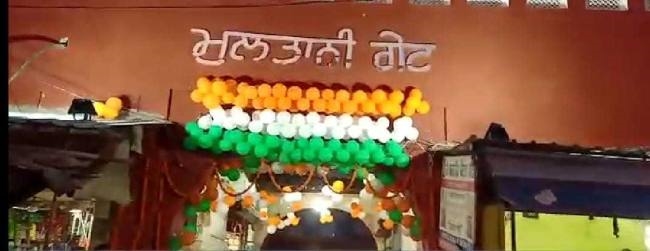रंग रोगन कर नवीनीकरण के नाम पर चमकाया मुल्तानी गेट छत्त टूटने की कगार ...