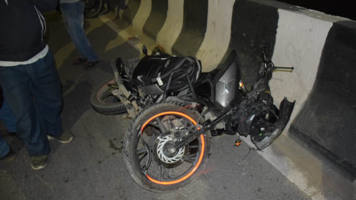 Delhi: तेज रफ्तार कार चालक ने अचानक मारी ब्रेक, पीछे से शीशा तोड़कर ...