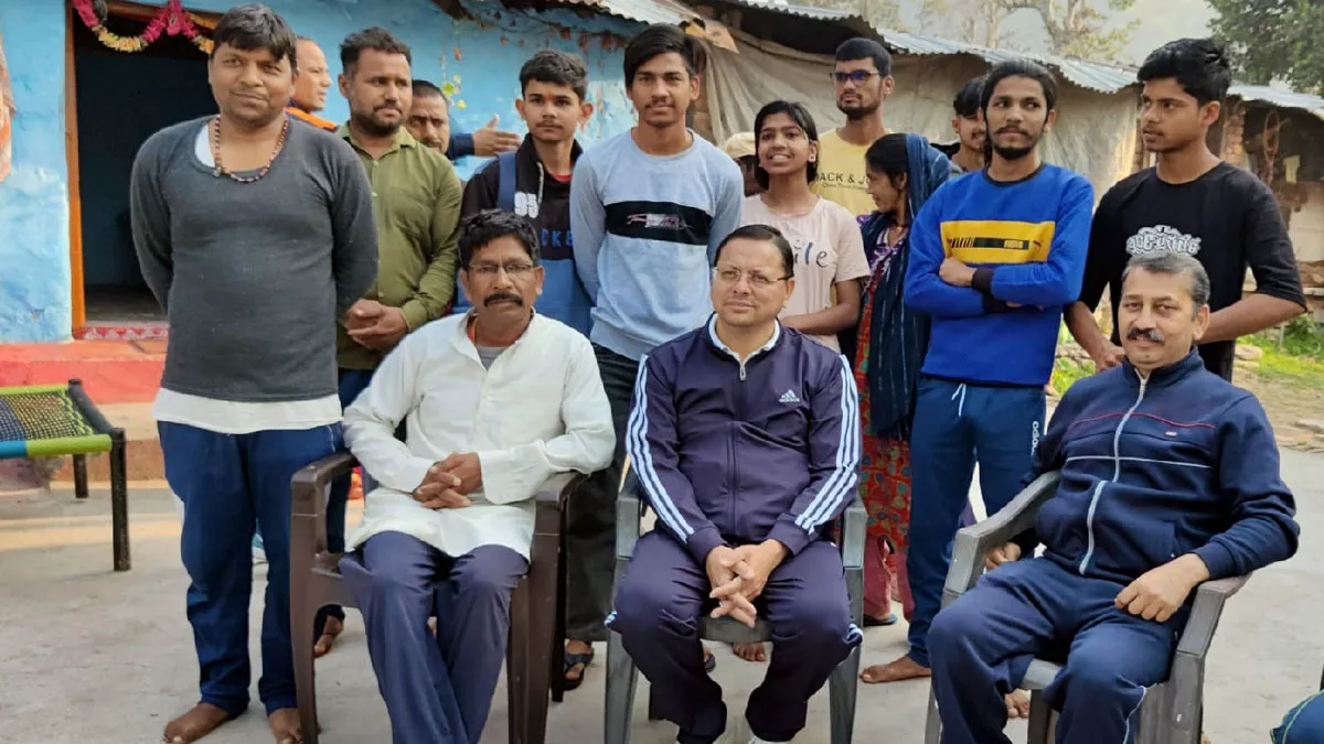 CM Pushkar Singh Dhami को अचानक अपने आंगन में देख खुशी से उछल पड़े जीवन, लगाया गले और खिंचवाई ...