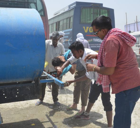 धूप में तपे कर्मचारी, पानी के लिए भी तरसे