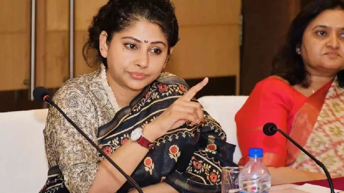 कौन हैं IAS स्मिता सभरवाल? जिनका AI की घिबली फोटो शेयर करने के बाद हुआ ...