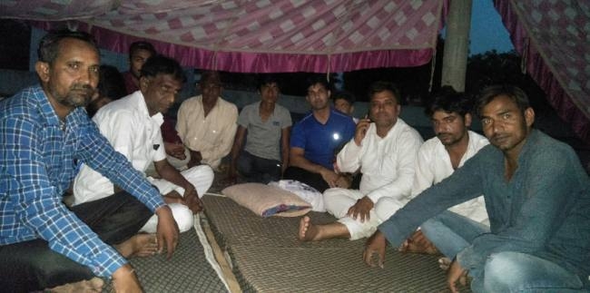 भूख हड़ताल पर बैठे रमेश कोठारी से मिलने पहुंचे अधिकारी - Officer came ...