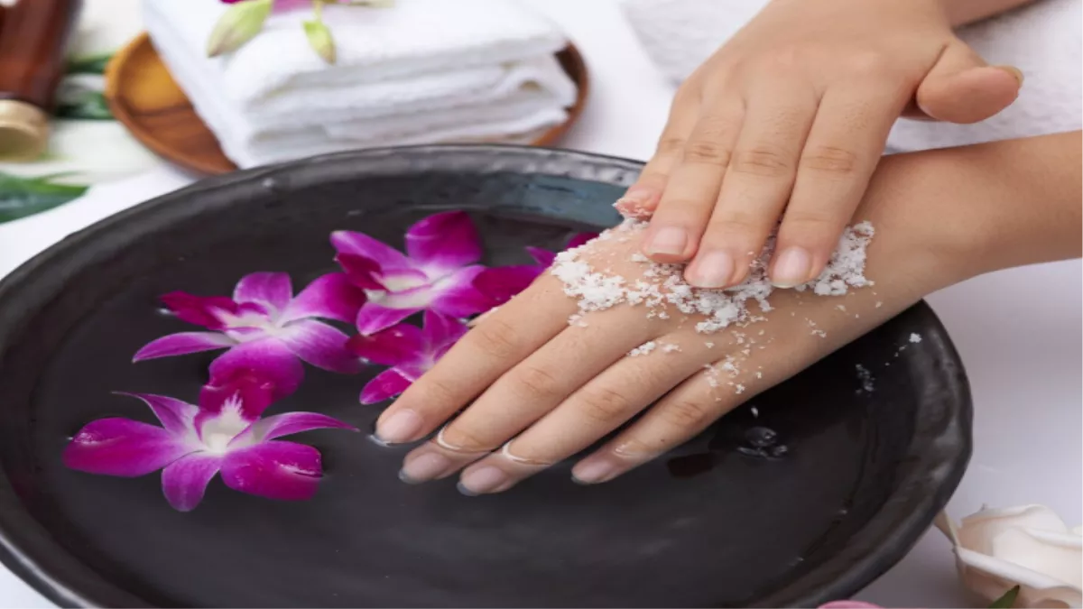 Hand Scrubs: हाथों की ड्रायनेस दूर कर उसे कोमल बनाए रखेंगे ये 4 हैंड ...