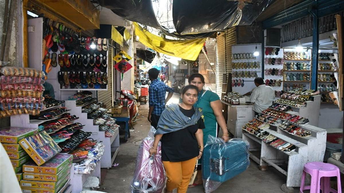 कानपुर की रोटी वाली गली...बुझती थी पेट की आग, अब मिटती पैरों की 'ताप' - Slippers are now sold in ...