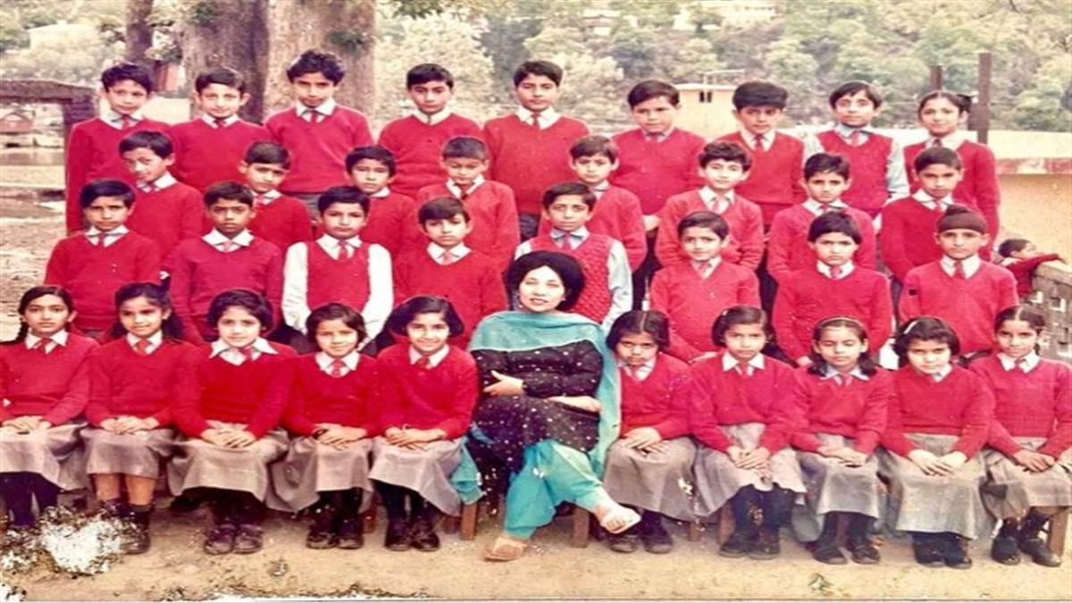 बचपन की इस तस्वीर में एक्टर को पहचाने वाले को मिलेगा 1 करोड़ का इनाम ...