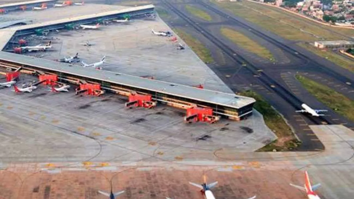 Sonbhadra : एयरपोर्ट के पहले चरण का काम अपने अंतिम दौर में; रन-वे बनकर ...