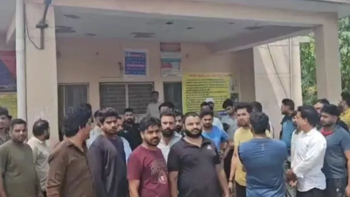 8 दिन से अंधेरे में डूबा ग्रेटर नोएडा का बादलपुर गांव, आक्रोशित लोगों ...