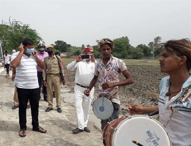 Tiddi Dal Attack: कानपुर के शिवराजपुर में मंडरा रहा टिड्डी दल, प्रशासन ...