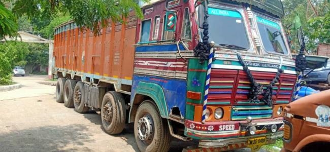 16 टन ब्लू स्टोन लदा ट्रक जब्त - 16 ton blue stone loaded truck seized - Jharkhand Koderma ...