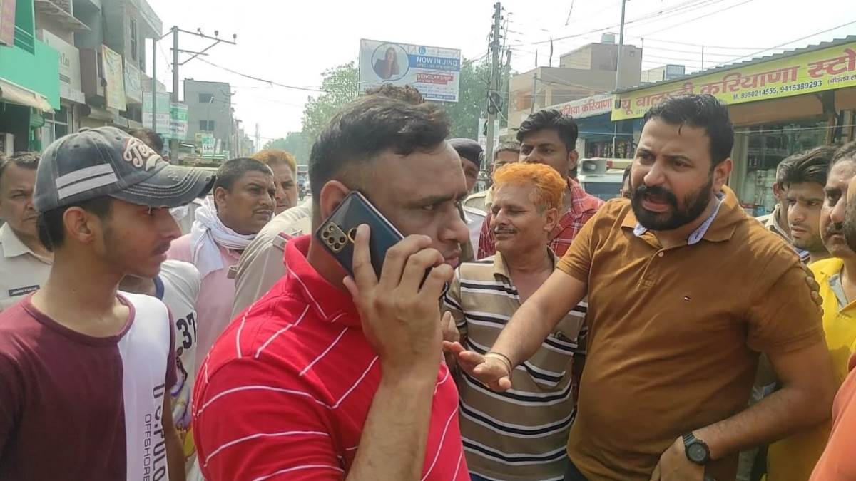 बिजली कटौती पर आक्रोश, जींद में 10 घंटे से बिजली गुल, सफीदों गेट एरिया ...