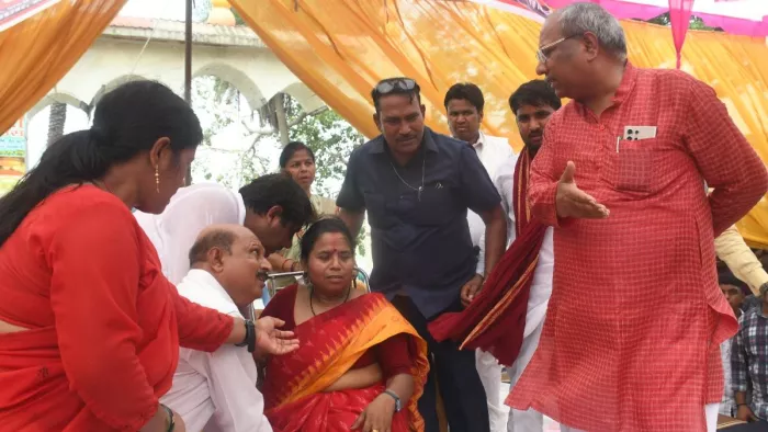 कानपुर में मंच पर बिगड़ी मंत्री संजय निषाद की पत्नी की तबीयत, कुर्सी ...