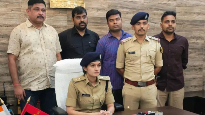 बिहार में चेकिंग के दौरान पुलिस ने पकड़ा ट्रक, लदी हुई थी सड़े चावल की ...