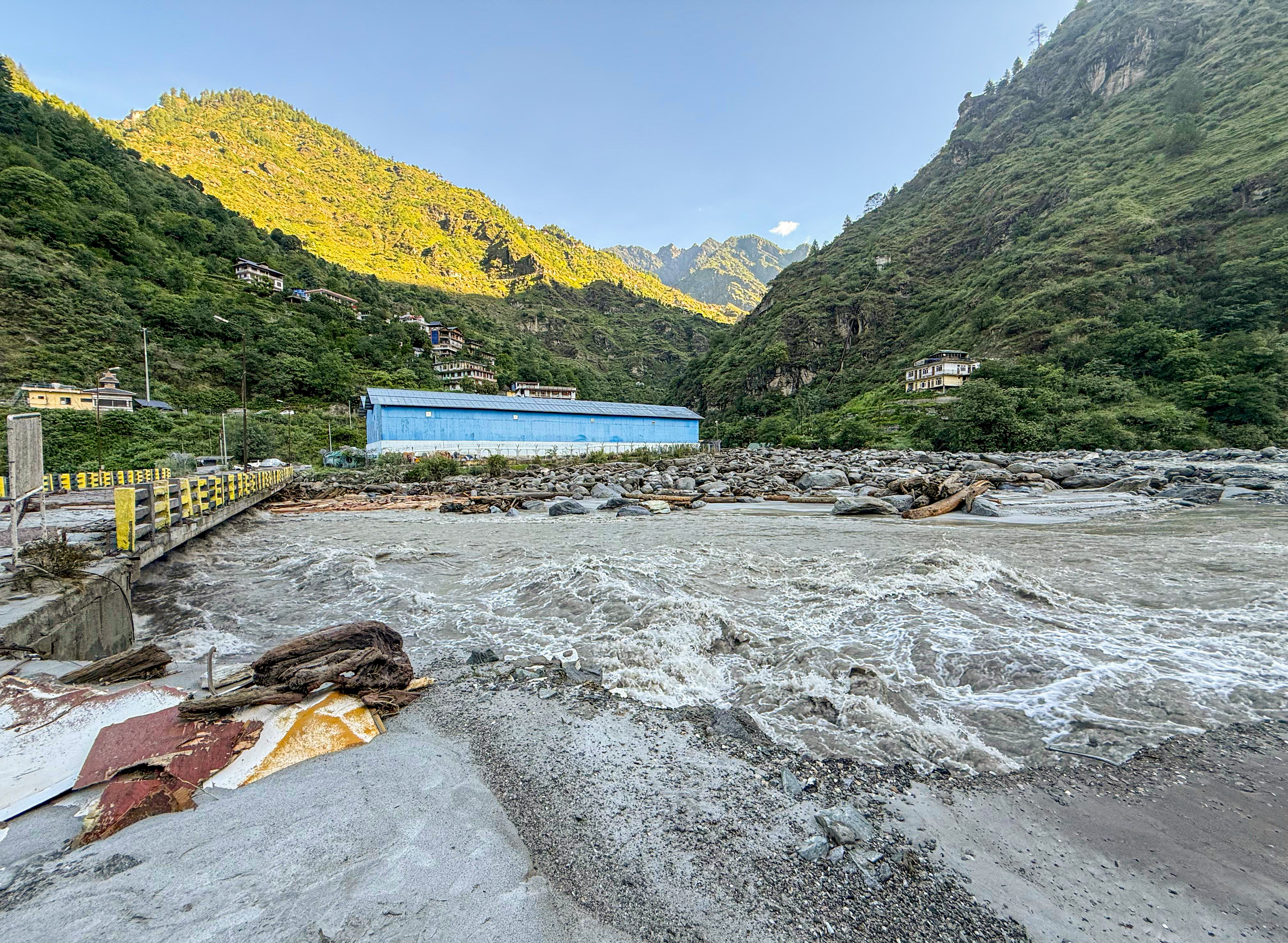 'पुष्पा' फिल्म का सीन नहीं... ये है हिमाचल का पंडो डैम, तस्वीरों में ...