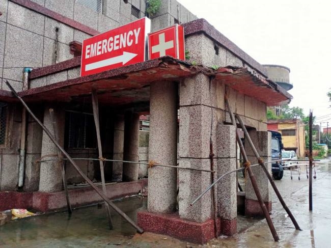 जिला एमएमजी अस्पताल का पोर्टिको भवन जर्जर - Portico building of ...