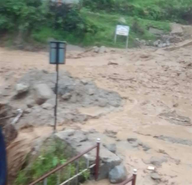 चंबा में भारी बारिश के कारण जगह-जगह भूस्‍खलन, चनेड़ नाले में आई बाढ़ ...