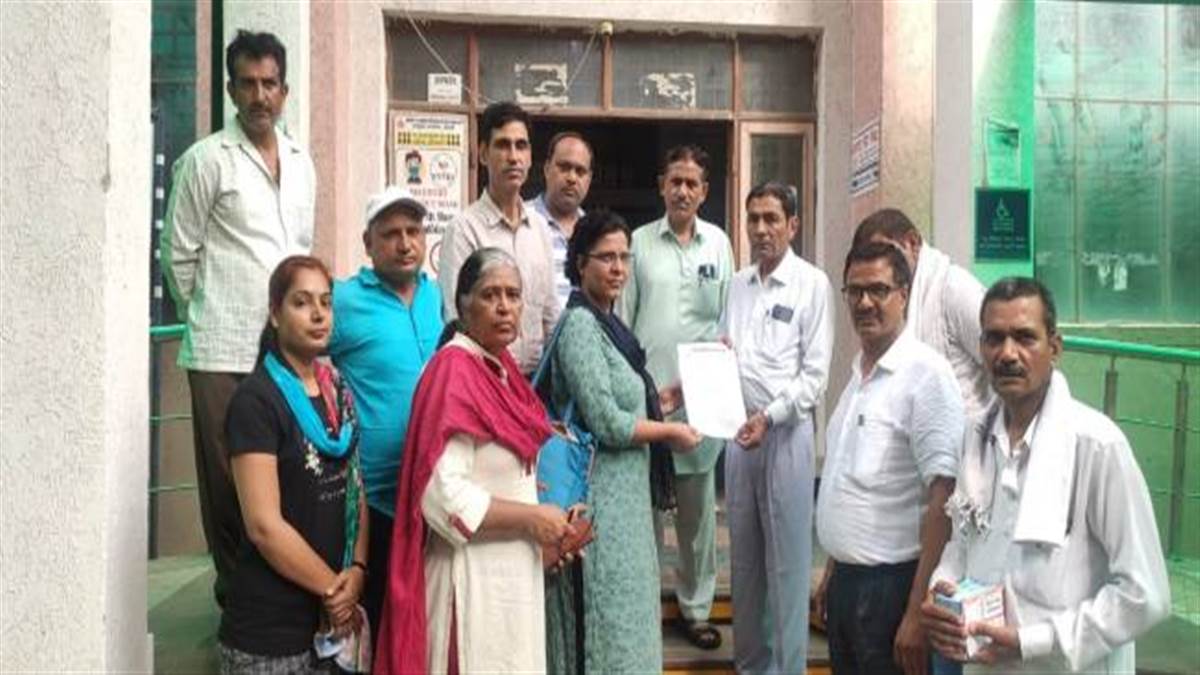 लघु सचिवालय में प्रदर्शन कर अध्यापकों ने सौंपा ज्ञापन - Teachers ...