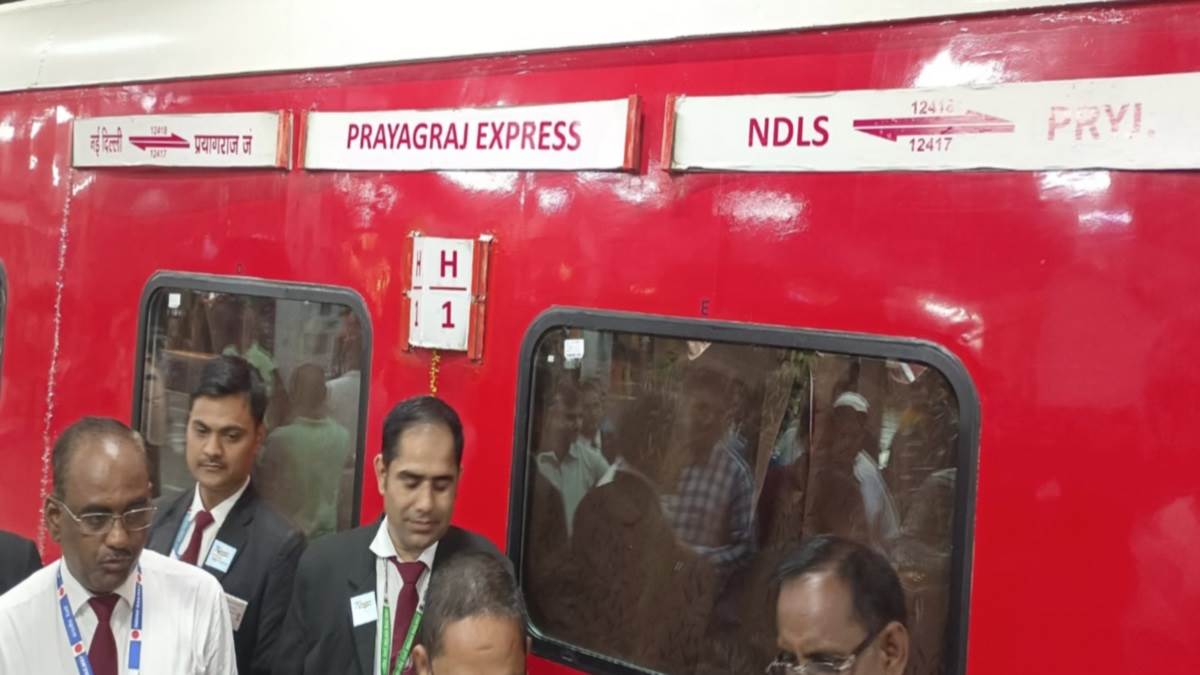 वीआइपी ट्रेन Prayagraj Express ने अपने जन्मदिन पर बनाया खास रिकार्ड ...