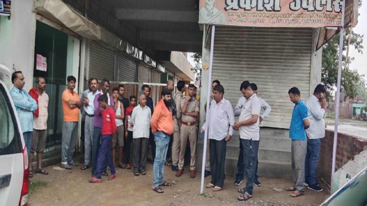 कानपुर के चकेरी में ज्वेलर्स की दुकान में चोरी, पुलिस मौके पर नहीं ...