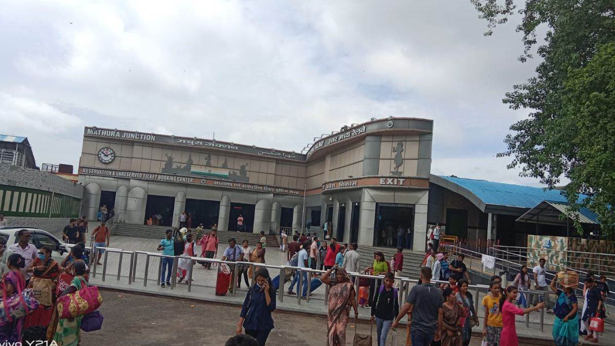 Mathura Junction: किसी वीआइपी होटल से कम नहीं है रेलवे स्टेशन, देखिए ...
