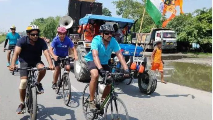 Kanwar Yatra: कांवड़ मार्ग पर अचानक साइकिल से पहुंचे DIG मुनिराज जी ...