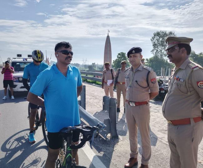 Kanwar Yatra: कांवड़ मार्ग पर अचानक साइकिल से पहुंचे DIG मुनिराज जी ...