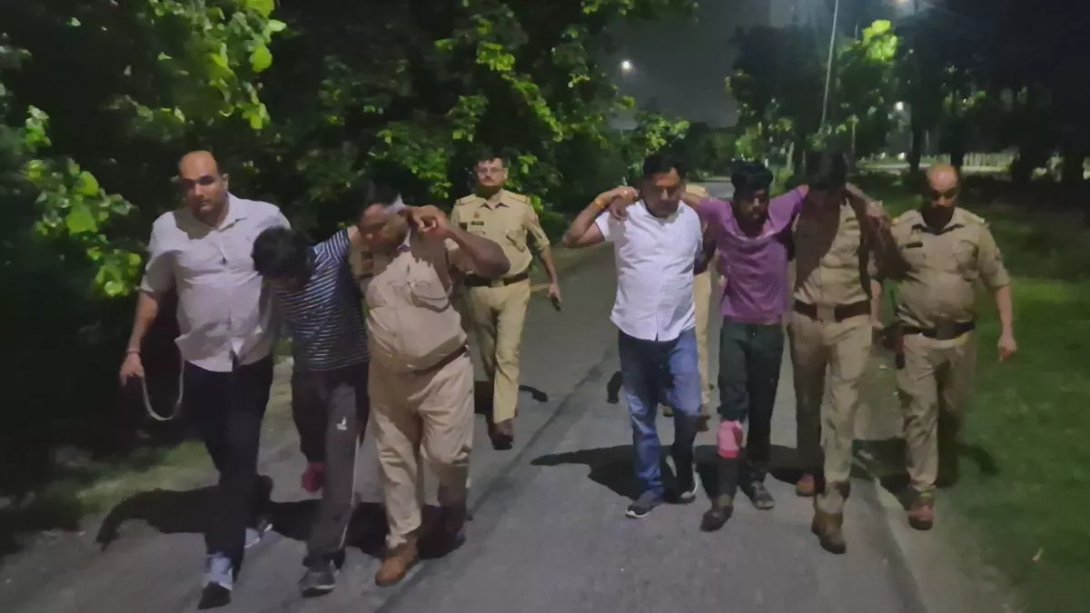 Noida Encounter: मुठभेड़ में 4 बदमाश गिरफ्तार, घरों के बाहर खड़ी गाड़ियों के खोल लेते थे टायर ...