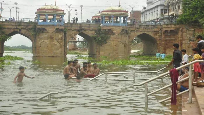 Flood In Jaunpur : गोमती नदी का बढ़ गया जलस्तर, तटवर्ती इलाकों में खेती ...