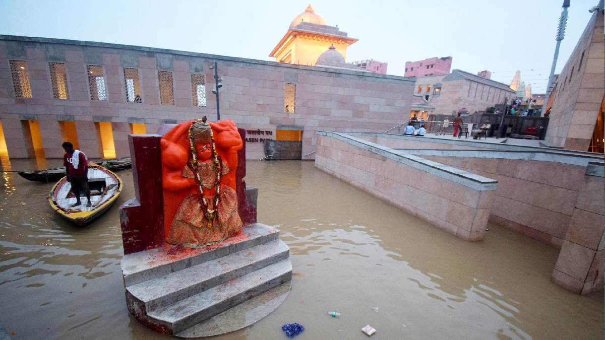 Flood in Uttar Pradesh: बुंदेलखंड में बाढ़ से थोड़ी राहत, वाराणसी और ...