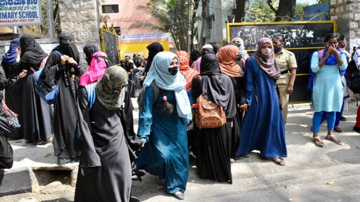Karnataka Hijab Row सुप्रीम कोर्ट में कल होगी हिजाब विवाद पर सुनवाई ... Karnataka Hijab Row सुप्रीम कोर्ट में कल होगी हिजाब विवाद पर सुनवाई ...