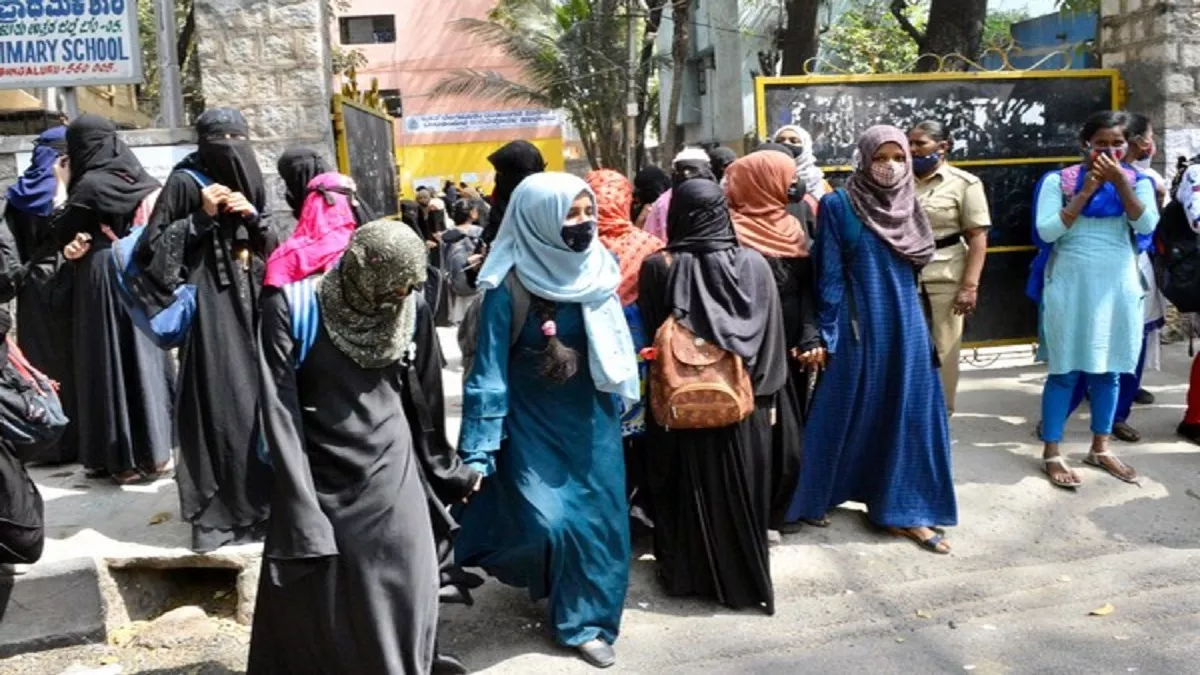 Karnataka Hijab Row: सुप्रीम कोर्ट में कल होगी हिजाब विवाद पर सुनवाई, कर्नाटक हाई कोर्ट फैसले को ...