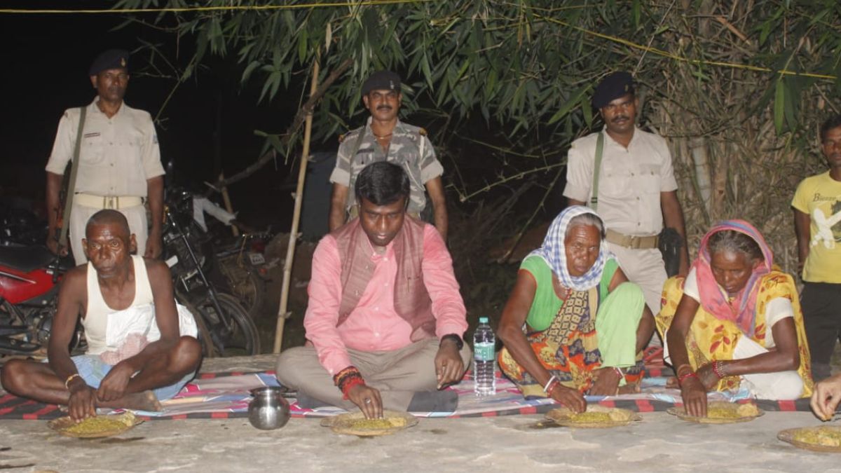 Jharkhand News: हेमंत सरकार के IAS व IPS भी सुर्खियों में, जमीन पर बैठा ...