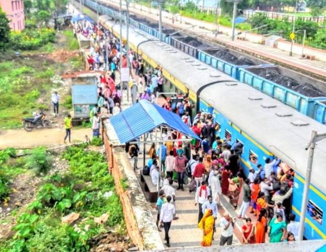 यात्री की मौत से जागा रेलवे, मेमू ट्रेन में बढ़ेंगे कोच - Passenger ...