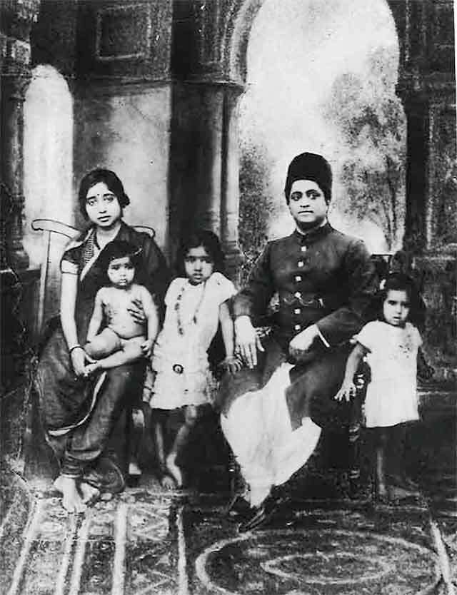 Lata Mangeshkar Birth Anniversary: पिता के सामने गाना गाने से डरती थीं ...