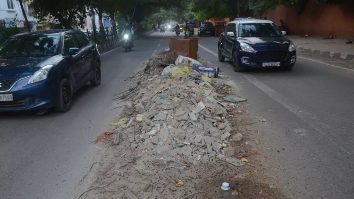 दिल्ली के इस इलाके में जमीन धंसने के बाद कई इमारतों में आईं दरारें ...