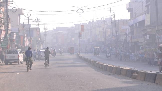 रात से सुबह तक रहने लगा स्माग का प्रकोप - smog problem in shamli city ...