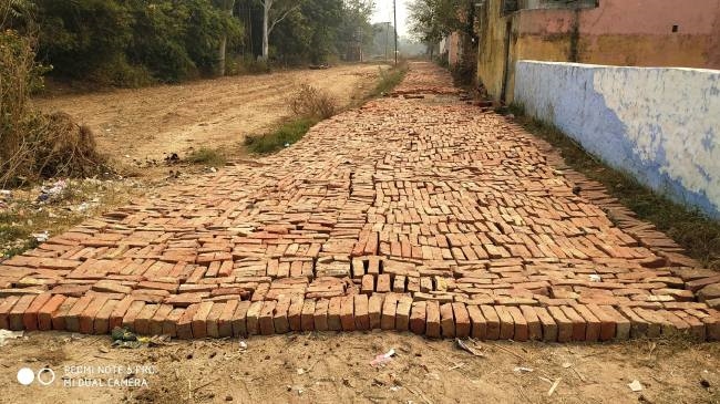 विद्यालय की जमीन पर ग्राम प्रधान ने कब्जा कर लगाया खड़ंजा - Village ...