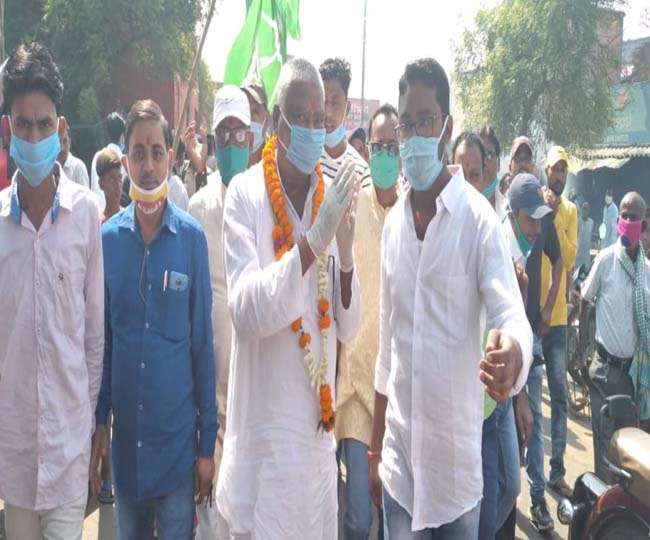 ढाई महीने बाद जनता के बीच दिखे टुंडी विधायक, कोरोना को पराजित करने के ...