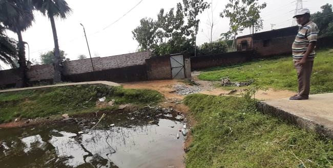 तालाब के पानी से घरों को नुकसान, निकासी की व्यवस्था नहीं - Damage to ...